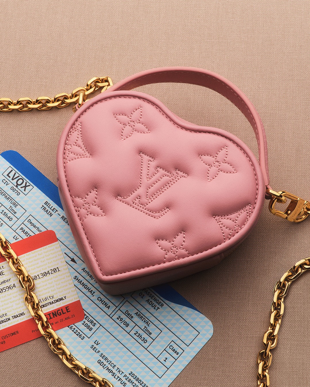 Louis Vuitton 上架2023七夕情人节限定系列包包：心形手袋，虹彩色调，皮革编织 - 米兰站